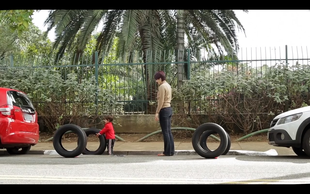 Vídeo: com carro invisível, Bridgestone promove novo aplicativo
